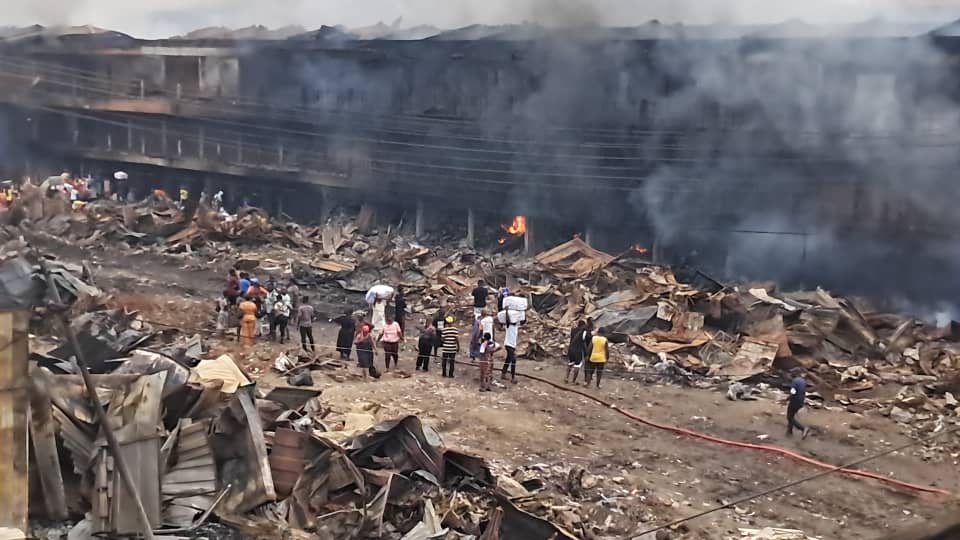 Adum Fire: Traders threaten to defy minister's directive to rebuild ...